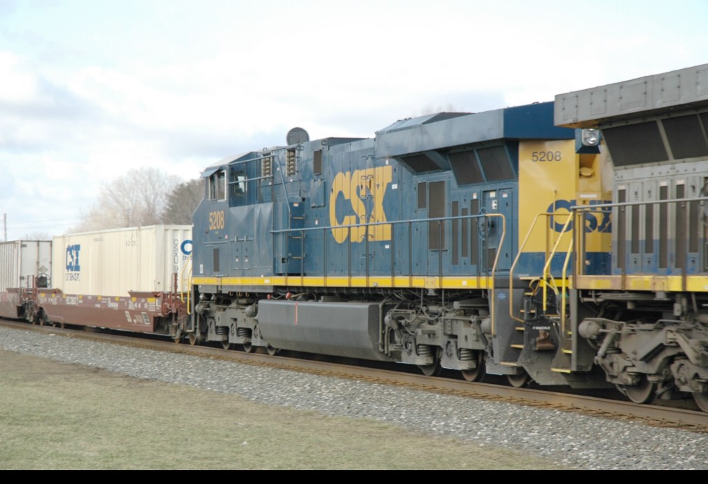 CSX 5208, East on CSX